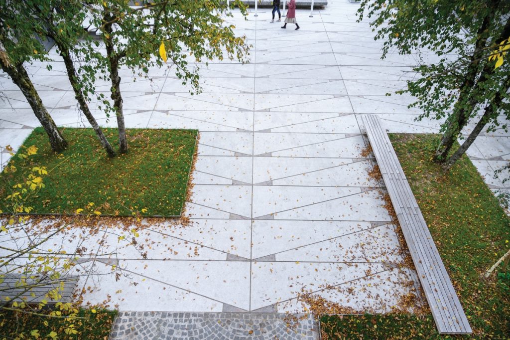 Atelje Vozlič: Trg ob Komenskega ulici – Outsider – revija, ki presega meje