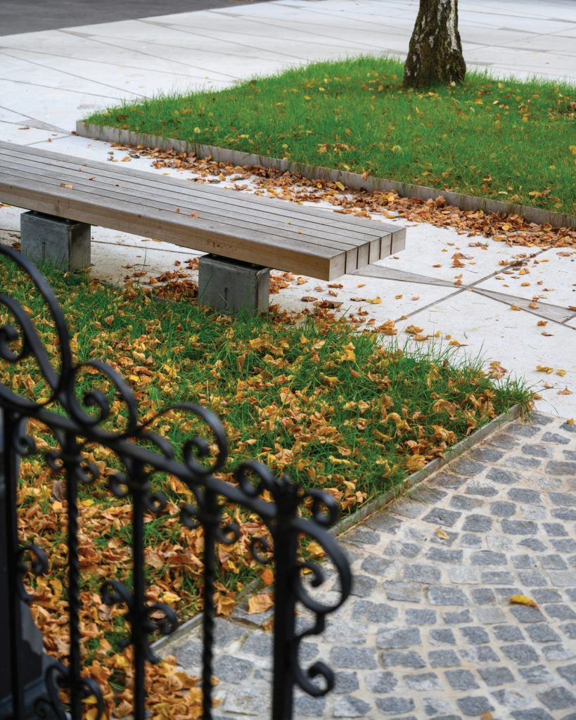 Atelje Vozlič: Trg ob Komenskega ulici – Outsider – revija, ki presega meje